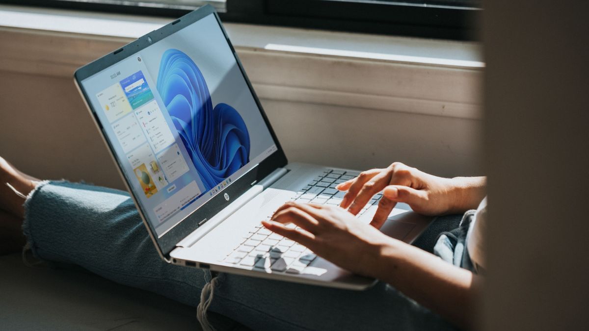 How to Fix Desktop Icons Not Showing in Windows 11 - GeekChamp How to Fix Desktop Icons Not Showing in Windows 11 - GeekChamp