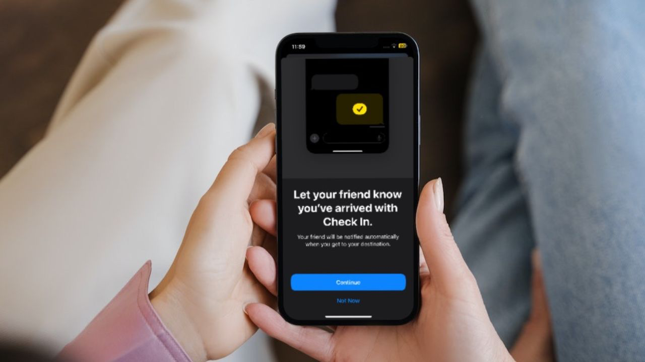 How to Use iOS 17 Check In Feature in iMessage on iPhone - GeekChamp