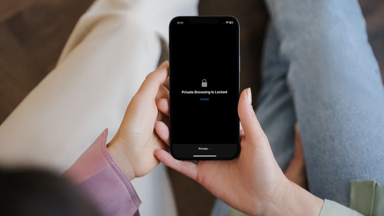 How to Lock Private Tabs with Face ID/Touch ID in Safari on iPhone in iOS 17 - GeekChamp